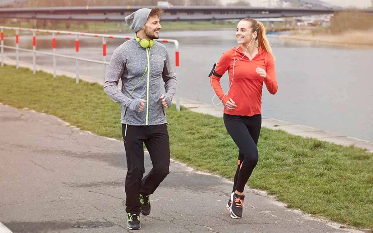 Правильная техника бега для начинающих, положение тела, работа рук и ног, как правильно ставить ...